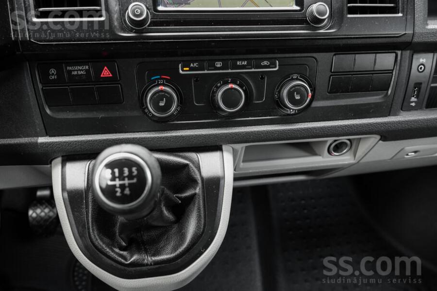 Melns Volkswagen Caravelle 2016 Ogre, ar dzinēja tilpumu 2.00 L un nobraukumu 151 tūkst. km par 19900 €, foto 12 vietnē AUTOMOTO.COM.LV