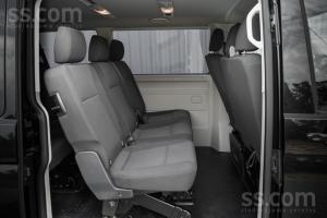 Melns Volkswagen Caravelle 2016 Ogre, ar dzinēja tilpumu 2.00 L un nobraukumu 151 tūkst. km par 19900 €, foto 17 vietnē AUTOMOTO.COM.LV