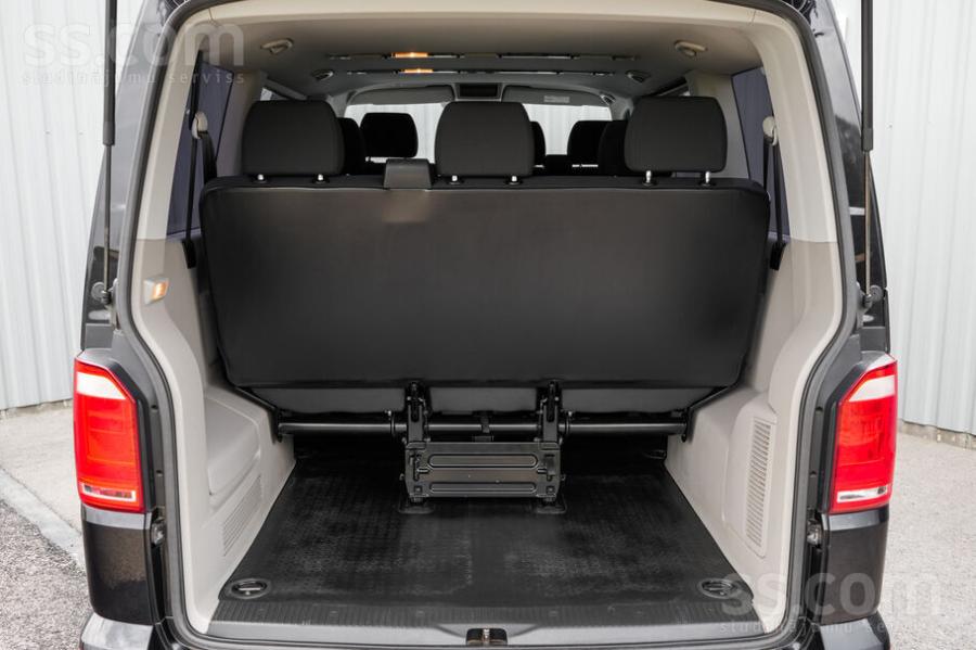 Melns Volkswagen Caravelle 2016 Ogre, ar dzinēja tilpumu 2.00 L un nobraukumu 151 tūkst. km par 19900 €, foto 20 vietnē AUTOMOTO.COM.LV