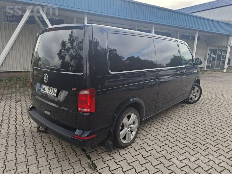Black Volkswagen Caravelle 2017 in Riga, with an engine capacity of 2.00 L and mileage of 412 thousand km for 20570 €, photo 5 on AUTOMOTO.COM.LV