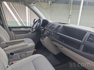 Black Volkswagen Caravelle 2017 in Riga, with an engine capacity of 2.00 L and mileage of 412 thousand km for 20570 €, photo 7 on AUTOMOTO.COM.LV