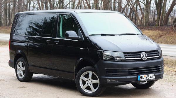 Black Volkswagen Caravelle 2019 in Petrikaiciai, with an engine capacity of 2.00 L and mileage of 67 thousand km for 24499 €, photo 2 on AUTOMOTO.COM.LV