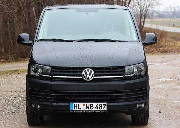 Black Volkswagen Caravelle 2019 in Petrikaiciai, with an engine capacity of 2.00 L and mileage of 67 thousand km for 24499 €, photo 3 on AUTOMOTO.COM.LV