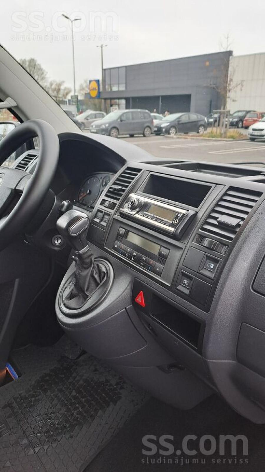 Melns Volkswagen Caravelle 2009 Rīga, ar dzinēja tilpumu 2.50 L un nobraukumu 161 tūkst. km par 12700 €, foto 12 vietnē AUTOMOTO.COM.LV