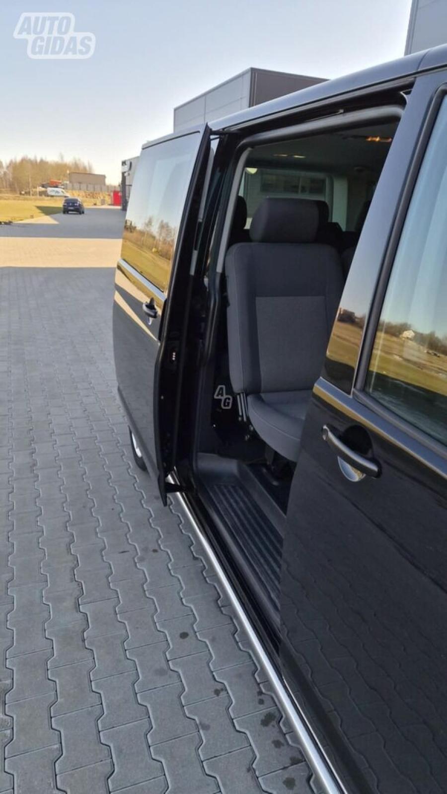 Melns Volkswagen Caravelle 2012 Šauļi, ar dzinēja tilpumu 2.00 L un nobraukumu 266 tūkst. km par 12900 €, foto 6 vietnē AUTOMOTO.COM.LV
