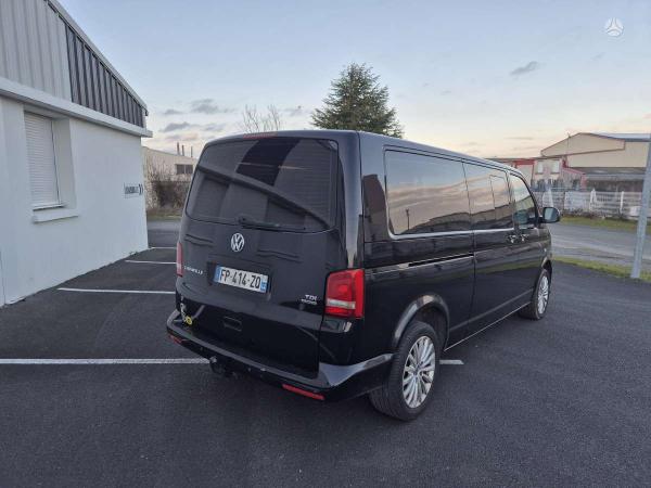 Melns Volkswagen Caravelle 2013 Tauragė, ar dzinēja tilpumu 2.00 L un nobraukumu 151 tūkst. km par 13200 €, foto 3 vietnē AUTOMOTO.COM.LV