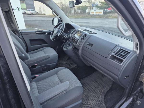 Melns Volkswagen Caravelle 2013 Tauragė, ar dzinēja tilpumu 2.00 L un nobraukumu 151 tūkst. km par 13200 €, foto 6 vietnē AUTOMOTO.COM.LV