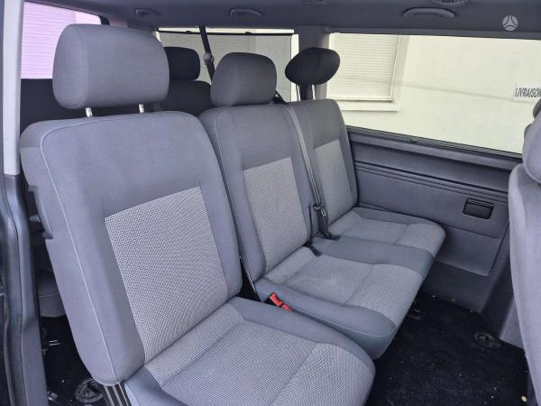 Melns Volkswagen Caravelle 2013 Tauragė, ar dzinēja tilpumu 2.00 L un nobraukumu 151 tūkst. km par 13200 €, foto 8 vietnē AUTOMOTO.COM.LV