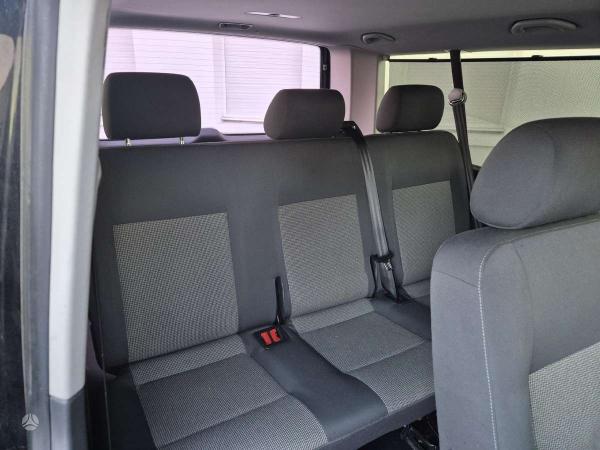 Melns Volkswagen Caravelle 2013 Tauragė, ar dzinēja tilpumu 2.00 L un nobraukumu 151 tūkst. km par 13200 €, foto 9 vietnē AUTOMOTO.COM.LV