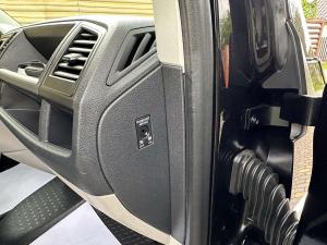 Black Volkswagen Caravelle 2020 in Vilnius, with an engine capacity of 1.97 L and mileage of 215 thousand km for 19350 €, photo 13 on AUTOMOTO.COM.LV
