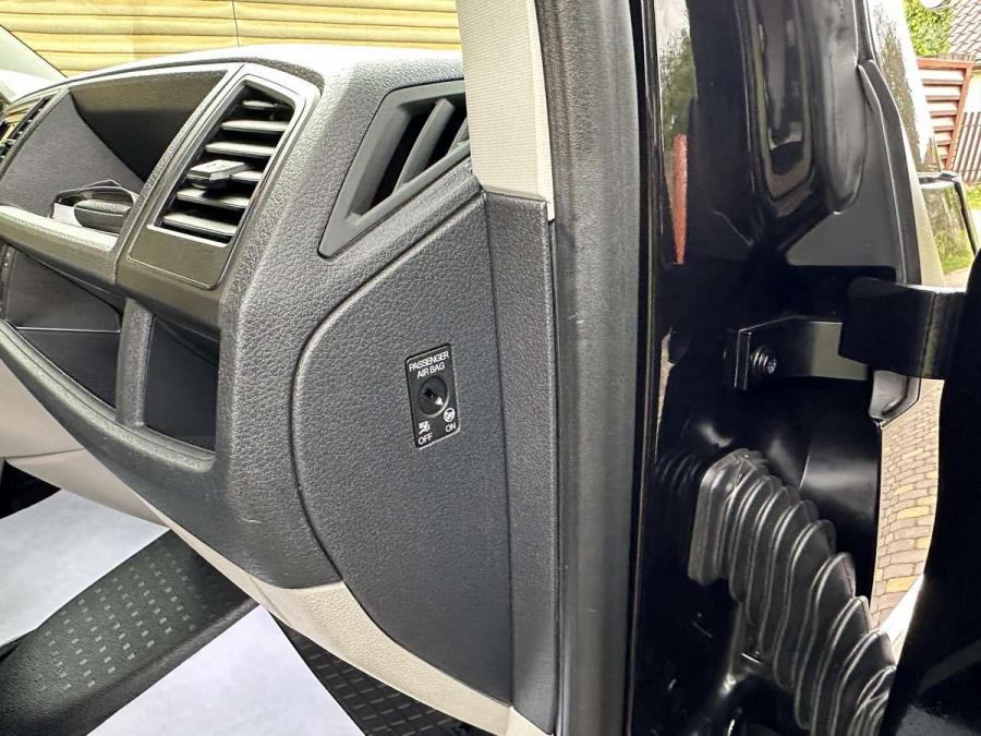 Black Volkswagen Caravelle 2020 in Vilnius, with an engine capacity of 1.97 L and mileage of 215 thousand km for 19350 €, photo 13 on AUTOMOTO.COM.LV