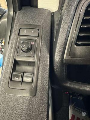 Black Volkswagen Caravelle 2020 in Vilnius, with an engine capacity of 1.97 L and mileage of 215 thousand km for 19350 €, photo 14 on AUTOMOTO.COM.LV
