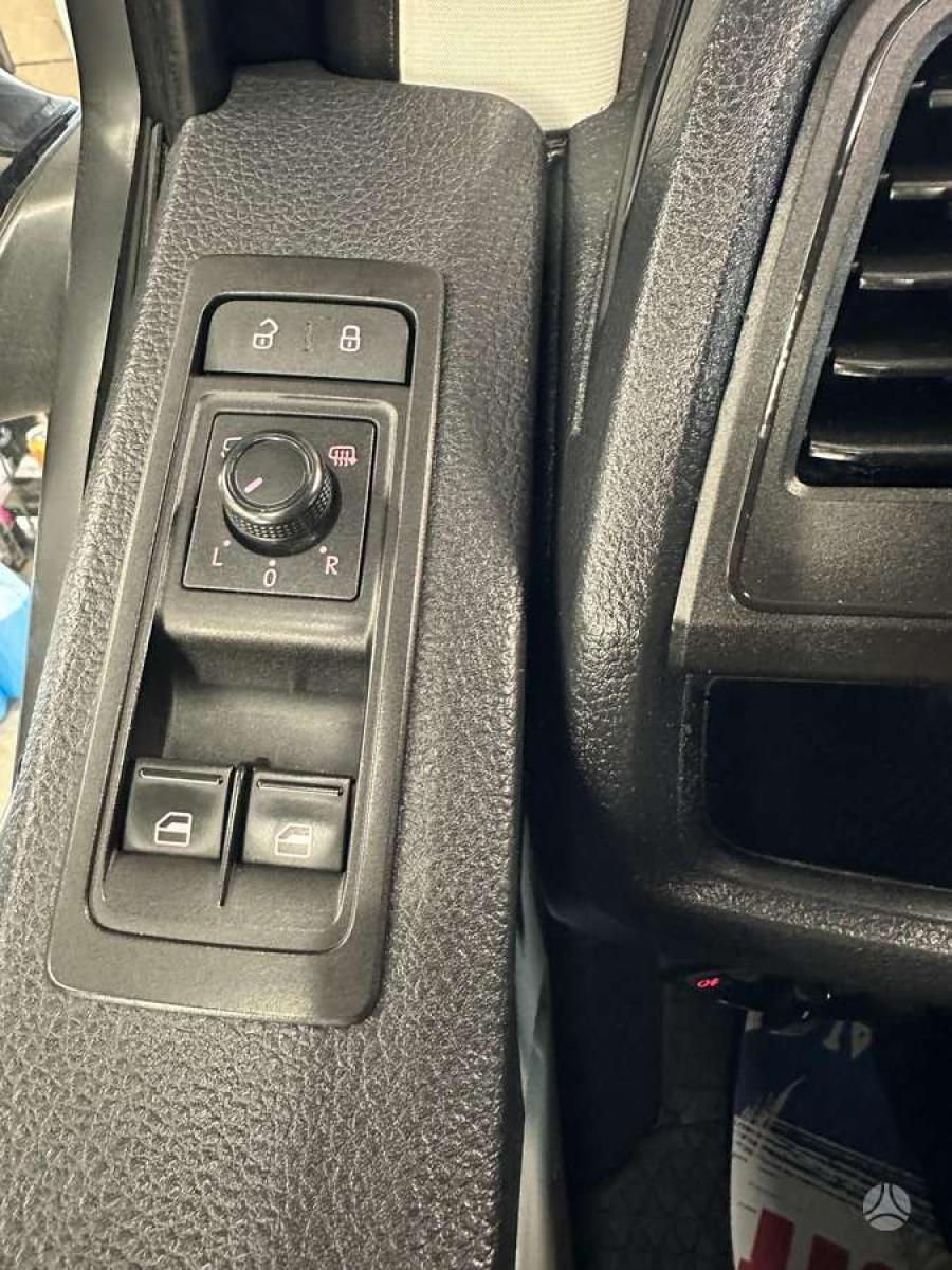 Black Volkswagen Caravelle 2020 in Vilnius, with an engine capacity of 1.97 L and mileage of 215 thousand km for 19350 €, photo 14 on AUTOMOTO.COM.LV