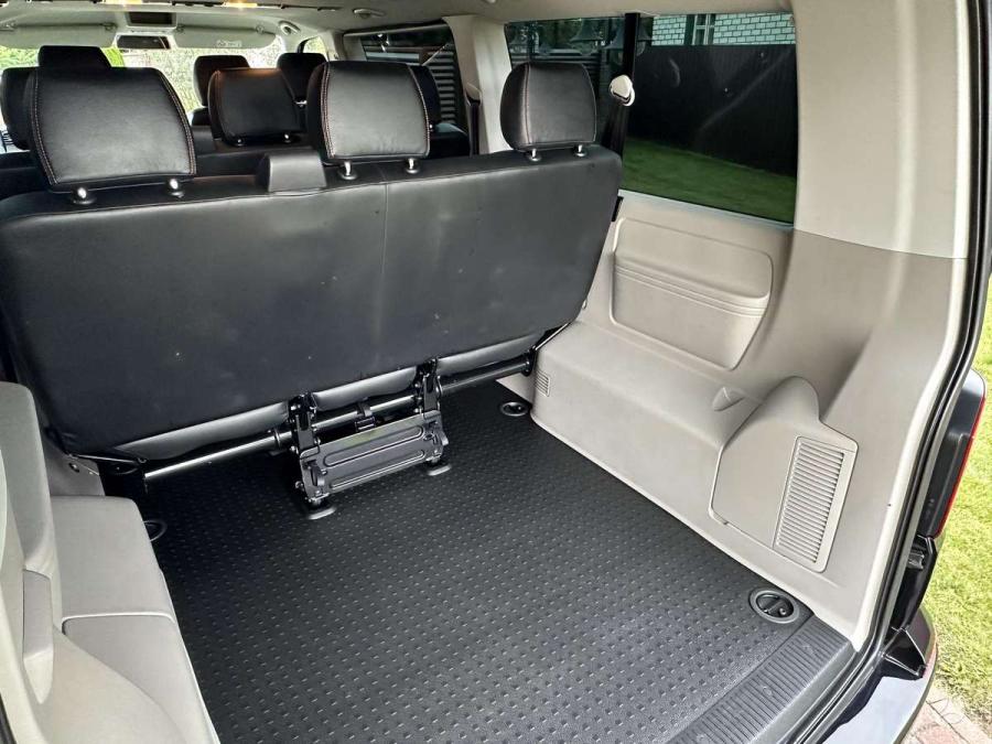 Black Volkswagen Caravelle 2020 in Vilnius, with an engine capacity of 1.97 L and mileage of 215 thousand km for 19350 €, photo 22 on AUTOMOTO.COM.LV