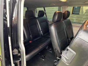 Black Volkswagen Caravelle 2020 in Vilnius, with an engine capacity of 1.97 L and mileage of 215 thousand km for 19350 €, photo 23 on AUTOMOTO.COM.LV
