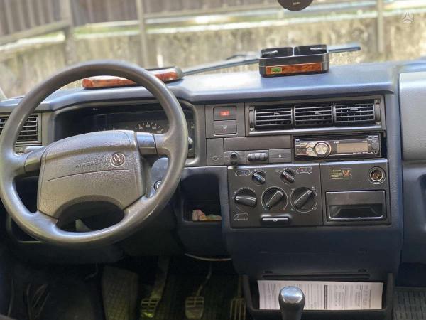 Blue Volkswagen Caravelle 1996 in Vilnius, with an engine capacity of 2.50 L and mileage of 390 thousand km for 3449 €, photo 4 on AUTOMOTO.COM.LV