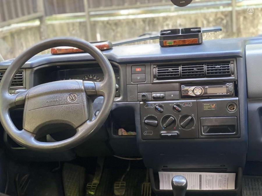 Blue Volkswagen Caravelle 1996 in Vilnius, with an engine capacity of 2.50 L and mileage of 390 thousand km for 3449 €, photo 5 on AUTOMOTO.COM.LV