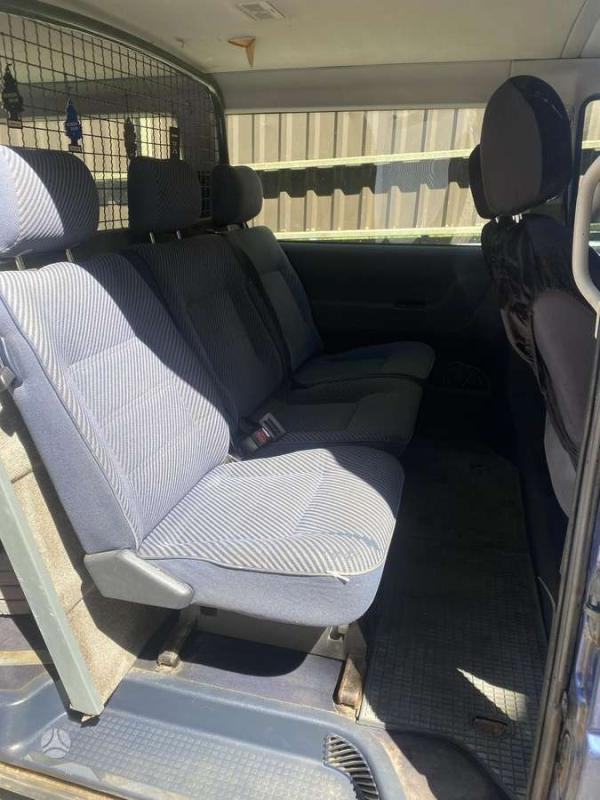 Blue Volkswagen Caravelle 1996 in Vilnius, with an engine capacity of 2.50 L and mileage of 390 thousand km for 3449 €, photo 5 on AUTOMOTO.COM.LV
