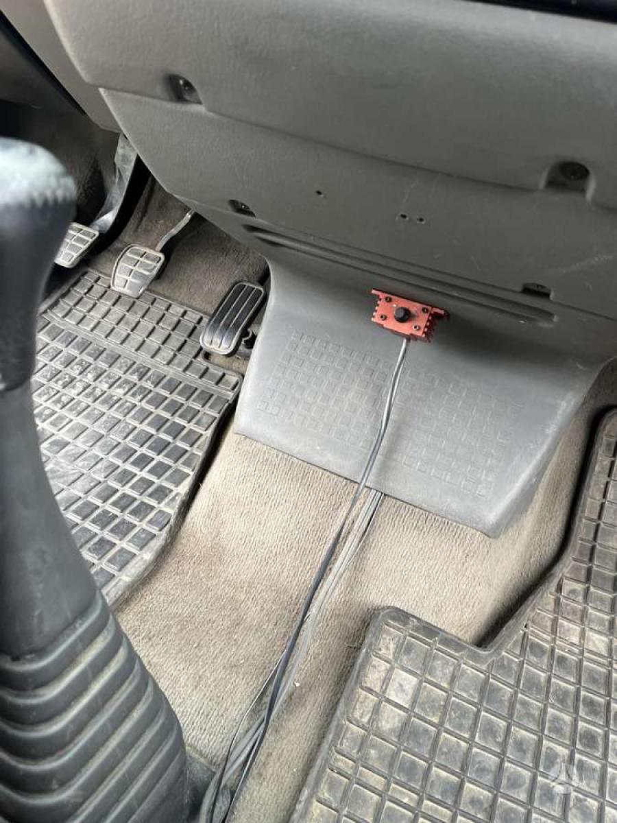 Zils Volkswagen Caravelle 1997 Šauļi, ar dzinēja tilpumu 2.50 L un nobraukumu 430 tūkst. km par 3700 €, foto 15 vietnē AUTOMOTO.COM.LV