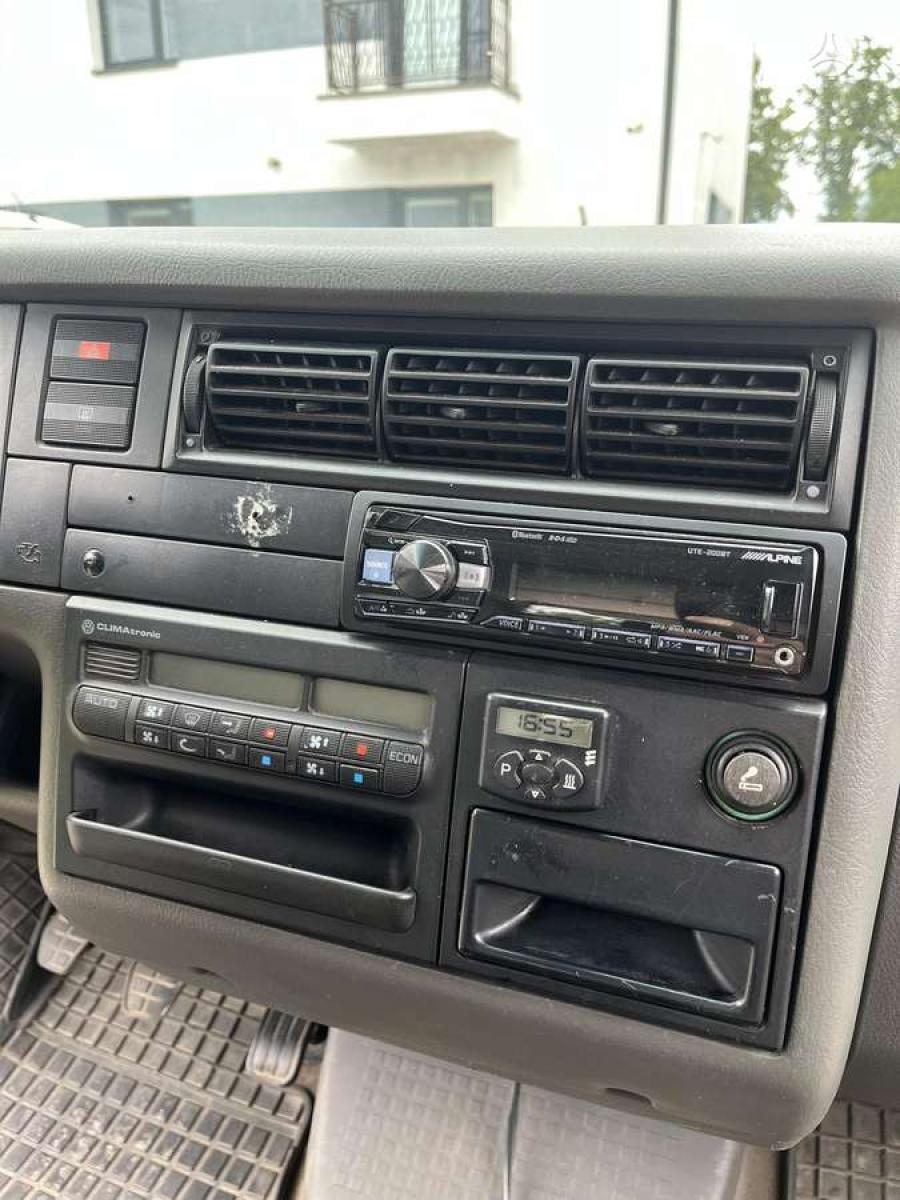 Zils Volkswagen Caravelle 1997 Šauļi, ar dzinēja tilpumu 2.50 L un nobraukumu 430 tūkst. km par 3700 €, foto 16 vietnē AUTOMOTO.COM.LV