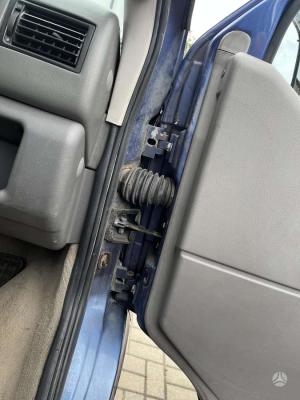 Zils Volkswagen Caravelle 1997 Šauļi, ar dzinēja tilpumu 2.50 L un nobraukumu 430 tūkst. km par 3700 €, foto 18 vietnē AUTOMOTO.COM.LV