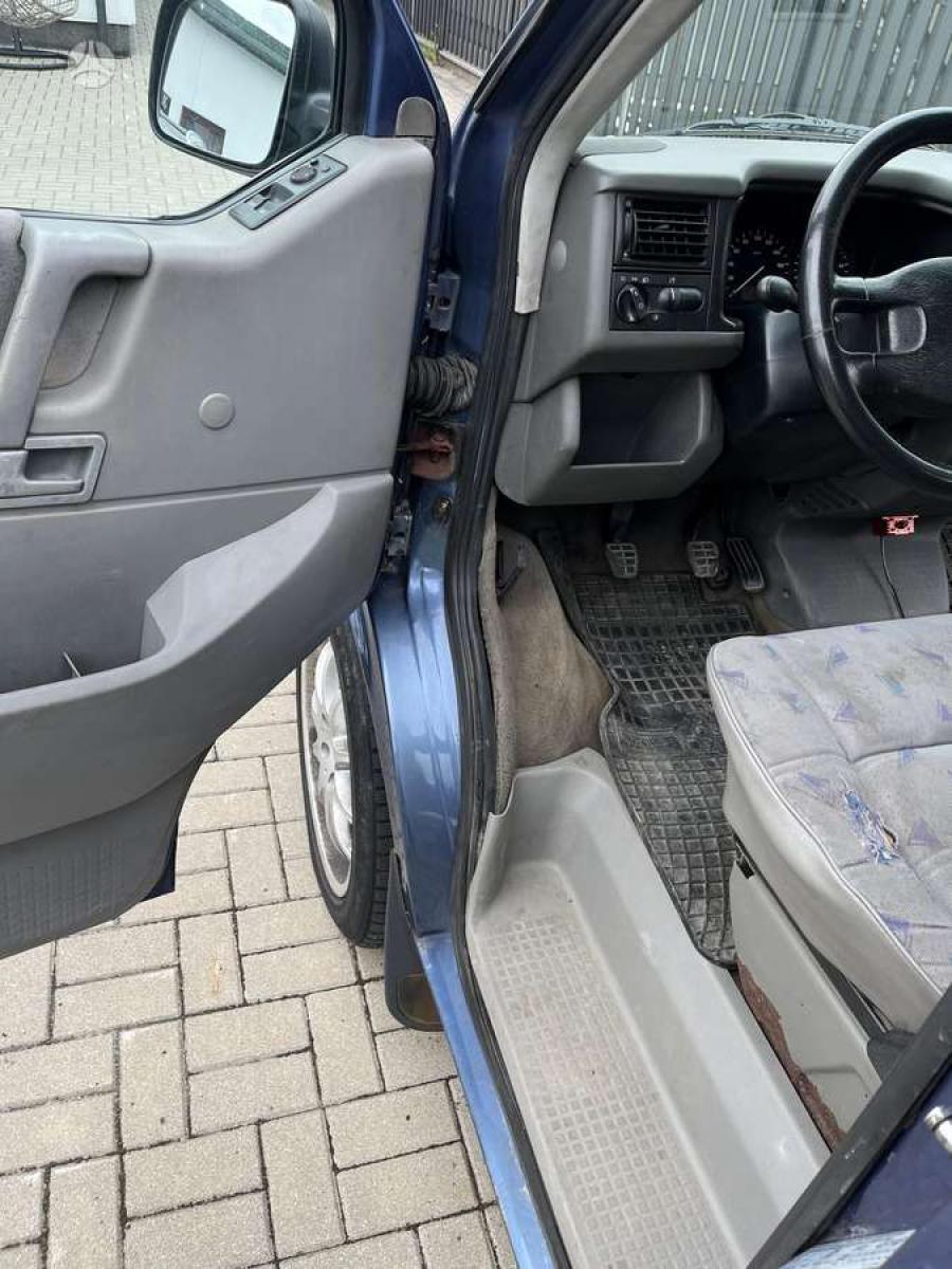 Zils Volkswagen Caravelle 1997 Šauļi, ar dzinēja tilpumu 2.50 L un nobraukumu 430 tūkst. km par 3700 €, foto 19 vietnē AUTOMOTO.COM.LV