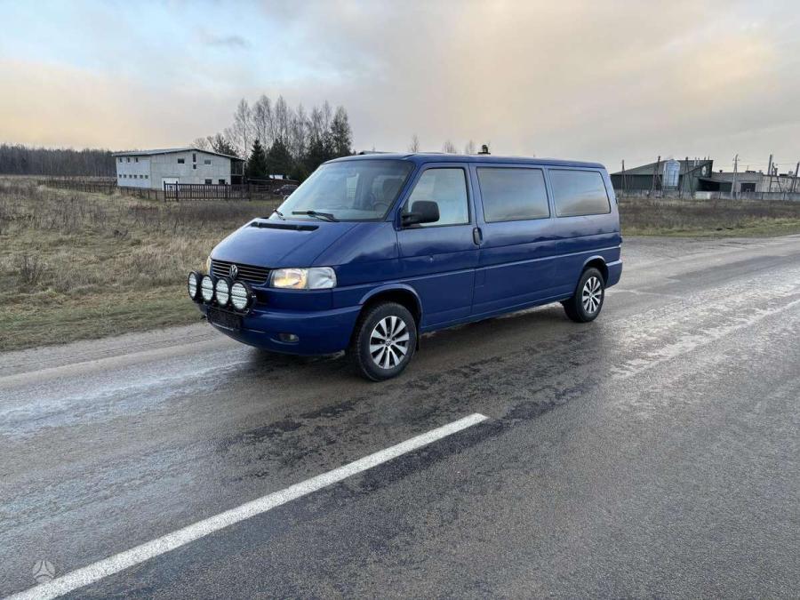 Blue Volkswagen Caravelle 2002 in Panevezys, with an engine capacity of 2.50 L and mileage of 287 thousand km for 4600 €, photo 1 on AUTOMOTO.COM.LV