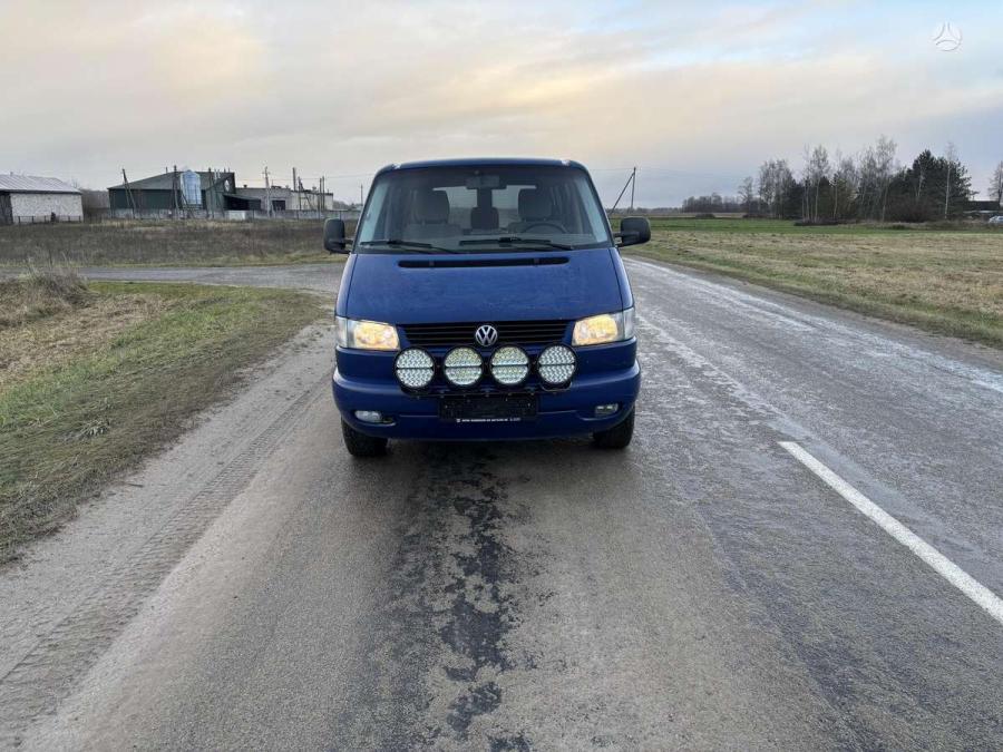Blue Volkswagen Caravelle 2002 in Panevezys, with an engine capacity of 2.50 L and mileage of 287 thousand km for 4600 €, photo 2 on AUTOMOTO.COM.LV