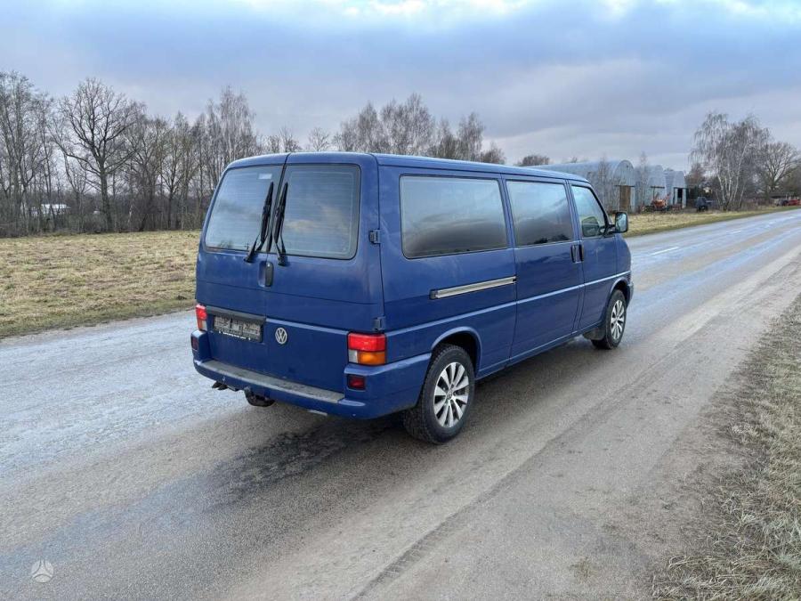 Blue Volkswagen Caravelle 2002 in Panevezys, with an engine capacity of 2.50 L and mileage of 287 thousand km for 4600 €, photo 5 on AUTOMOTO.COM.LV