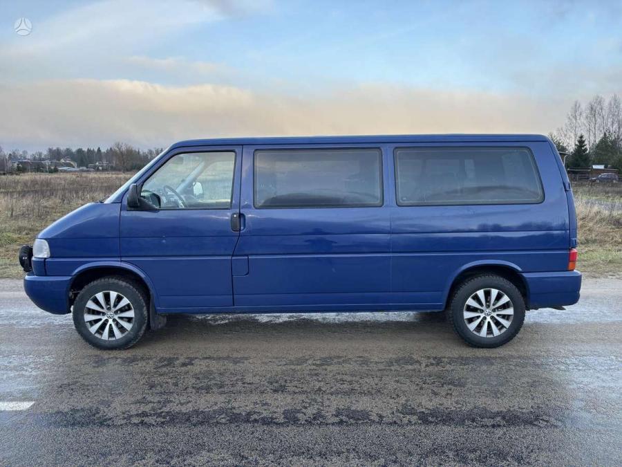 Blue Volkswagen Caravelle 2002 in Panevezys, with an engine capacity of 2.50 L and mileage of 287 thousand km for 4600 €, photo 8 on AUTOMOTO.COM.LV