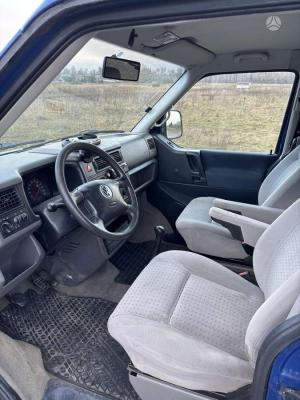 Blue Volkswagen Caravelle 2002 in Panevezys, with an engine capacity of 2.50 L and mileage of 287 thousand km for 4600 €, photo 9 on AUTOMOTO.COM.LV