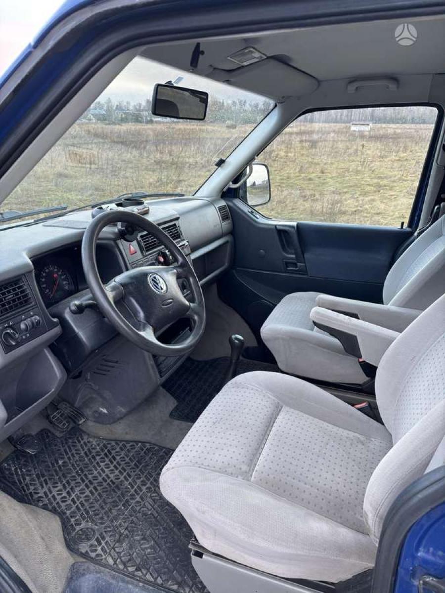 Blue Volkswagen Caravelle 2002 in Panevezys, with an engine capacity of 2.50 L and mileage of 287 thousand km for 4600 €, photo 9 on AUTOMOTO.COM.LV