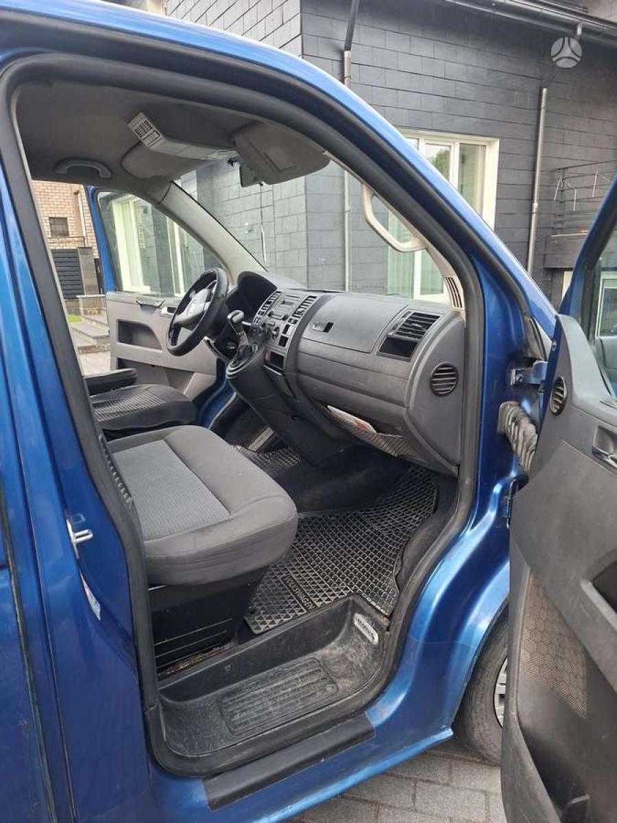 Zils Volkswagen Caravelle 2008 Šilalė, ar dzinēja tilpumu 2.50 L un nobraukumu 423 tūkst. km par 2200 €, foto 8 vietnē AUTOMOTO.COM.LV