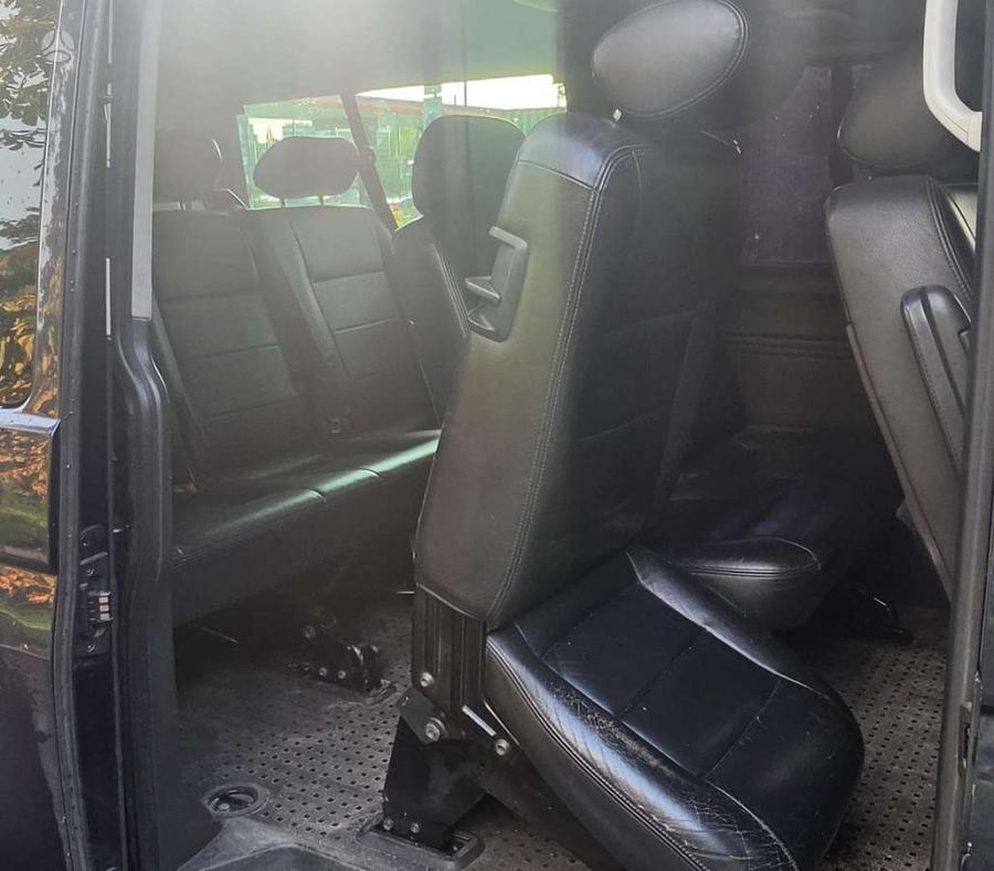 Zils Volkswagen Caravelle 2011 Viļņa, ar dzinēja tilpumu 2.00 L un nobraukumu 190 tūkst. km par 3800 €, foto 12 vietnē AUTOMOTO.COM.LV