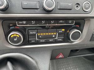 Zils Volkswagen Caravelle 2013 Daugavpils, ar dzinēja tilpumu 2.00 L un nobraukumu 499 tūkst. km par 9100 €, foto 30 vietnē AUTOMOTO.COM.LV