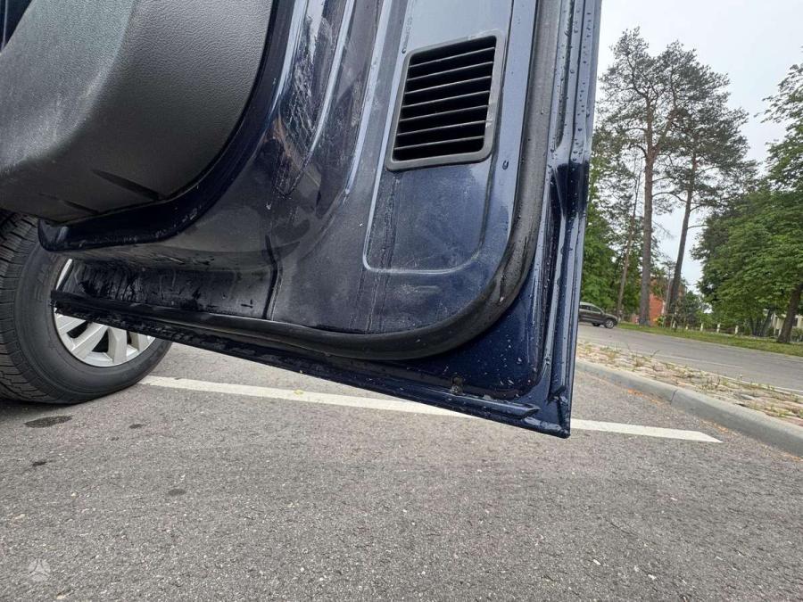 Zils Volkswagen Caravelle 2013 Daugavpils, ar dzinēja tilpumu 2.00 L un nobraukumu 499 tūkst. km par 9100 €, foto 37 vietnē AUTOMOTO.COM.LV
