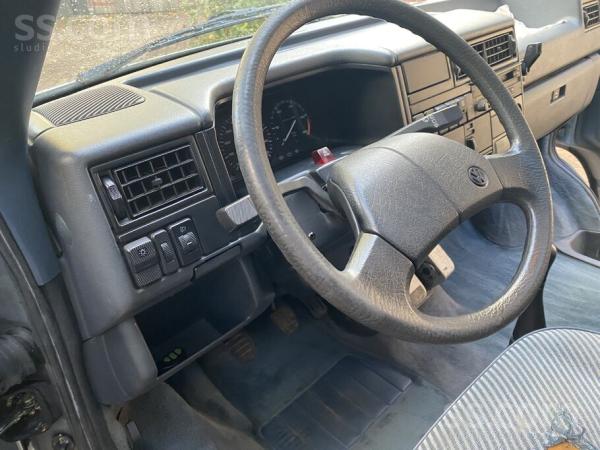 Zils Volkswagen Caravelle 1993 Rīga, ar dzinēja tilpumu 2.40 L un nobraukumu 400 tūkst. km par 600 €, foto 3 vietnē AUTOMOTO.COM.LV