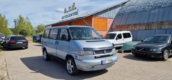 Blue Volkswagen Caravelle 1996 in Valmiera, with an engine capacity of 2.50 L and mileage of 374 thousand km for 1200 €, photo 1 on AUTOMOTO.COM.LV