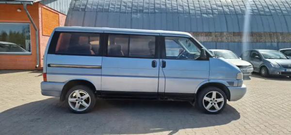 Blue Volkswagen Caravelle 1996 in Valmiera, with an engine capacity of 2.50 L and mileage of 374 thousand km for 1200 €, photo 2 on AUTOMOTO.COM.LV