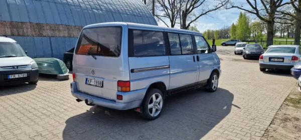 Blue Volkswagen Caravelle 1996 in Valmiera, with an engine capacity of 2.50 L and mileage of 374 thousand km for 1200 €, photo 3 on AUTOMOTO.COM.LV