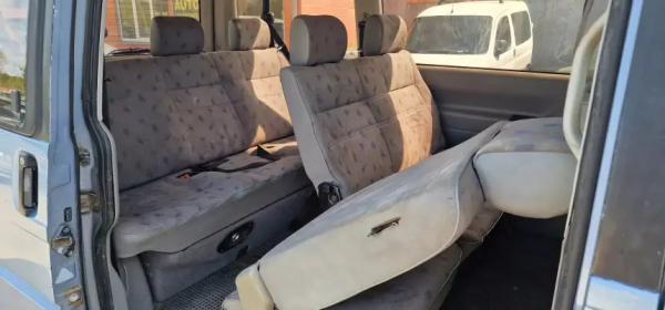 Blue Volkswagen Caravelle 1996 in Valmiera, with an engine capacity of 2.50 L and mileage of 374 thousand km for 1200 €, photo 8 on AUTOMOTO.COM.LV