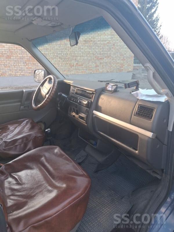 Zils Volkswagen Caravelle 1997 Daugavpils, ar dzinēja tilpumu 2.50 L un nobraukumu 350 tūkst. km par 3000 €, foto 2 vietnē AUTOMOTO.COM.LV