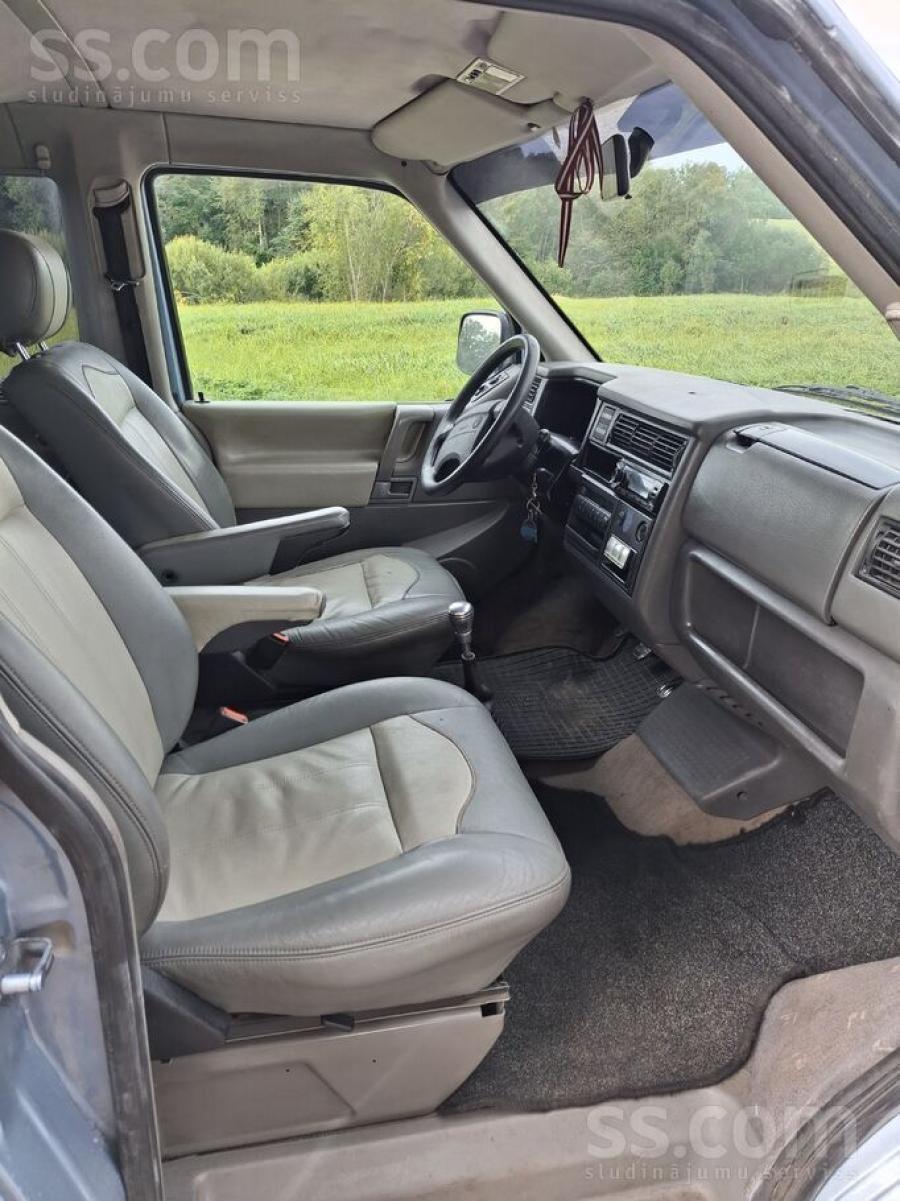 Blue Volkswagen Caravelle 1997 in Valmiera, with an engine capacity of 2.50 L and mileage of 250 thousand km for 4400 €, photo 11 on AUTOMOTO.COM.LV