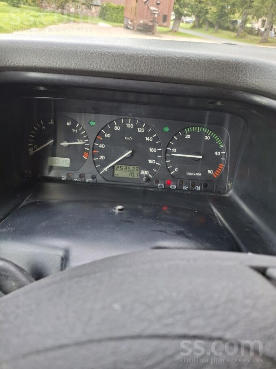 Blue Volkswagen Caravelle 1997 in Valmiera, with an engine capacity of 2.50 L and mileage of 250 thousand km for 4400 €, photo 13 on AUTOMOTO.COM.LV