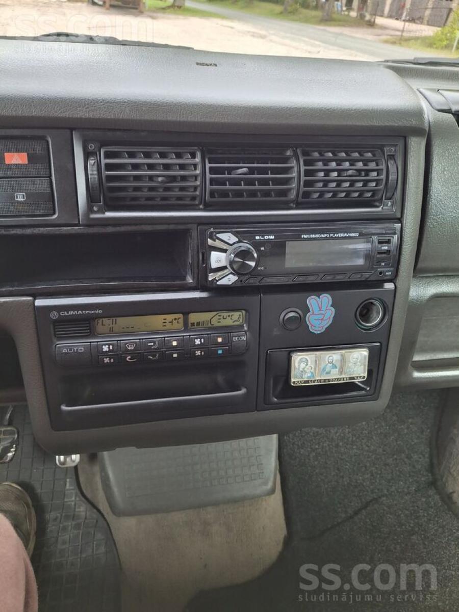 Blue Volkswagen Caravelle 1997 in Valmiera, with an engine capacity of 2.50 L and mileage of 250 thousand km for 4400 €, photo 14 on AUTOMOTO.COM.LV
