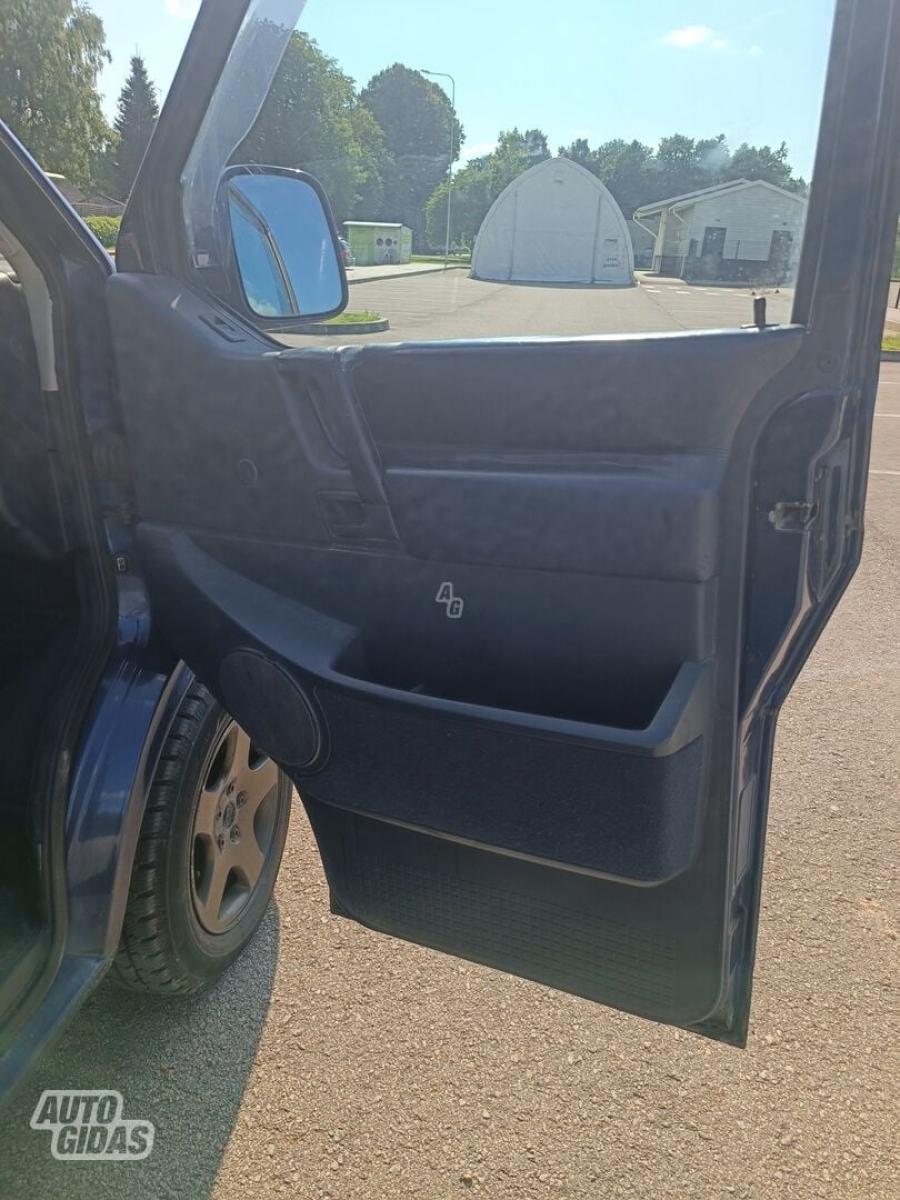 Zils Volkswagen Caravelle 1999 Pagėgiai, ar dzinēja tilpumu 2.50 L un nobraukumu 490 tūkst. km par 5900 €, foto 13 vietnē AUTOMOTO.COM.LV