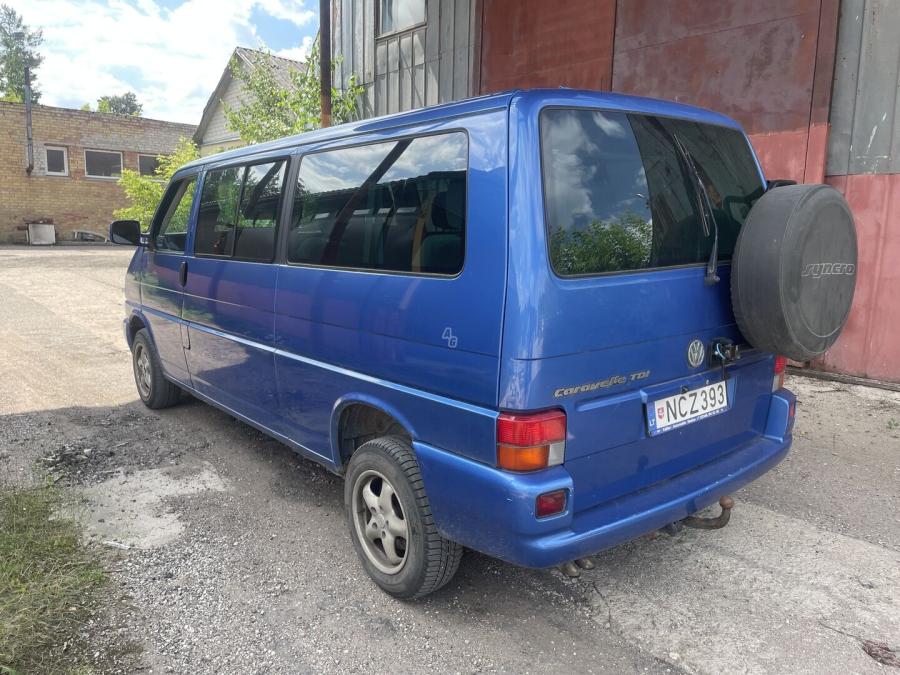 Blue Volkswagen Caravelle 2002 in Varena, with an engine capacity of 2.50 L and mileage of 487 thousand km for 6400 €, photo 5 on AUTOMOTO.COM.LV