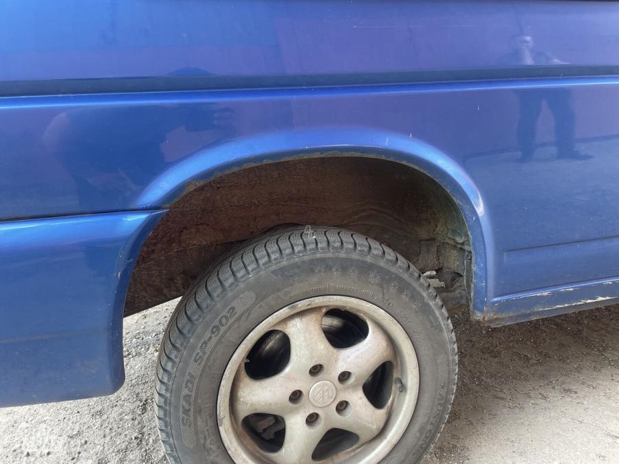 Blue Volkswagen Caravelle 2002 in Varena, with an engine capacity of 2.50 L and mileage of 487 thousand km for 6400 €, photo 7 on AUTOMOTO.COM.LV