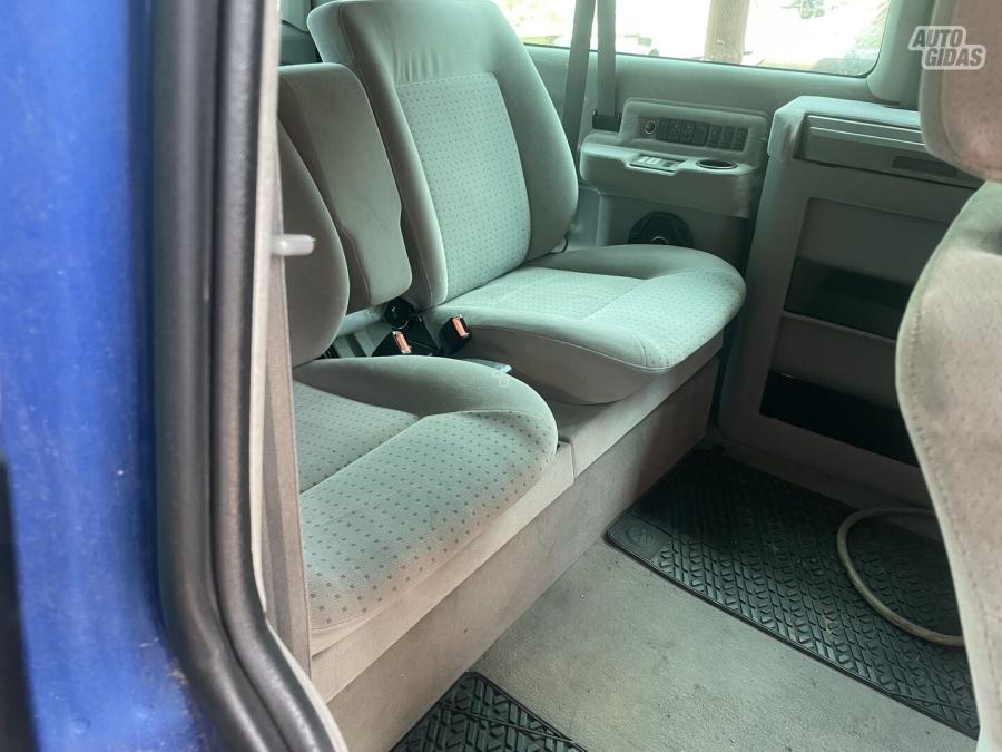 Blue Volkswagen Caravelle 2002 in Varena, with an engine capacity of 2.50 L and mileage of 487 thousand km for 6400 €, photo 13 on AUTOMOTO.COM.LV