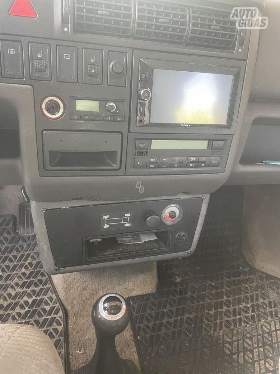 Blue Volkswagen Caravelle 2002 in Varena, with an engine capacity of 2.50 L and mileage of 487 thousand km for 6400 €, photo 17 on AUTOMOTO.COM.LV